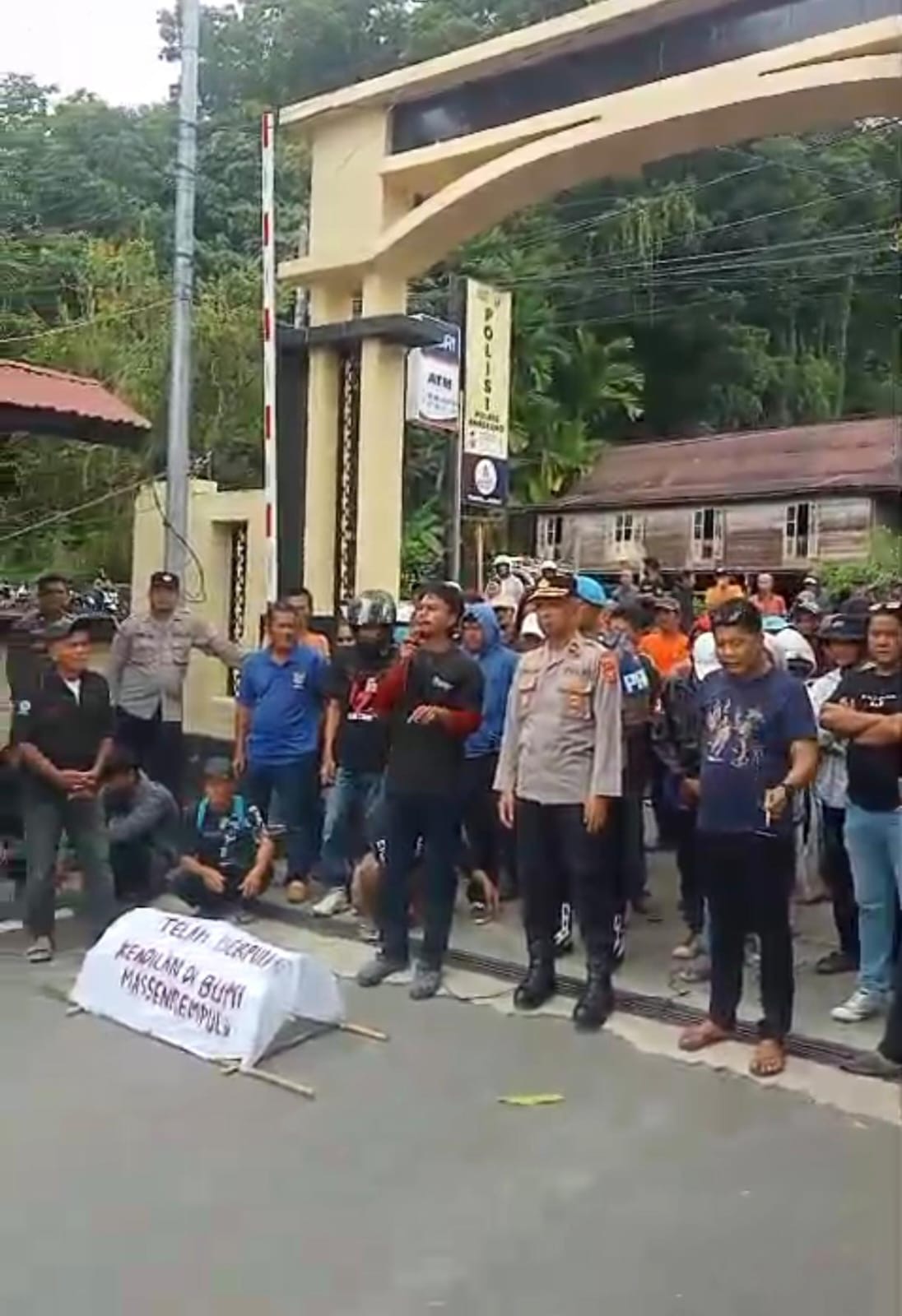 Warga AMPU orasi demonstrasi di depan kantor Polres Enrekang | Media ...